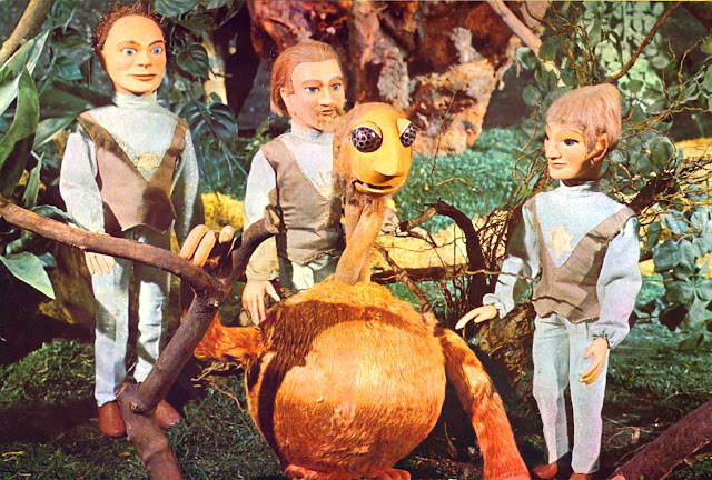 Sunday in Old Money: December 2016