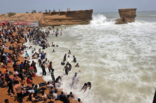 KARACHI-The city of lights: Karachi beaches