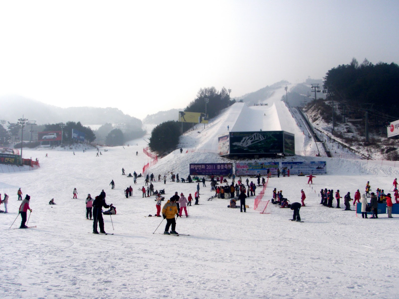 Snowboarding and Skiing at Hyundai Sungwoo Resort in South Korea ~ Gone ...