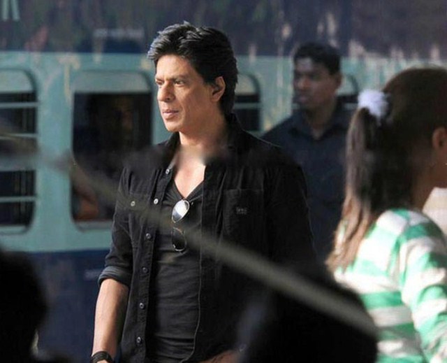 Chennai Express Train Scene - Shahrukh Khan and Deepika Padukone