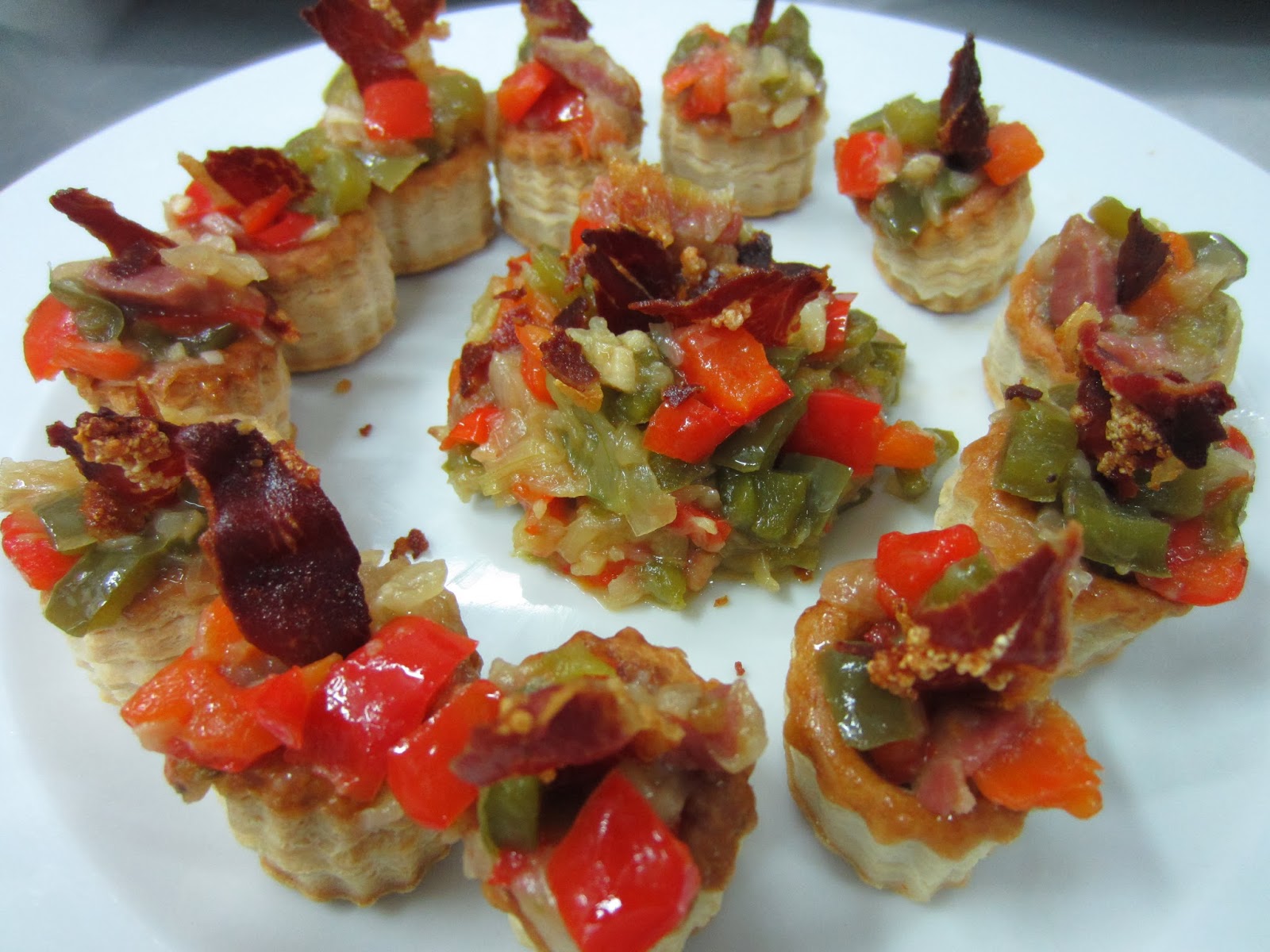 Deliciosa Gula: VOLOVAN DE PIPERRADA CON CRUJIENTE DE PALETA IBÉRICA