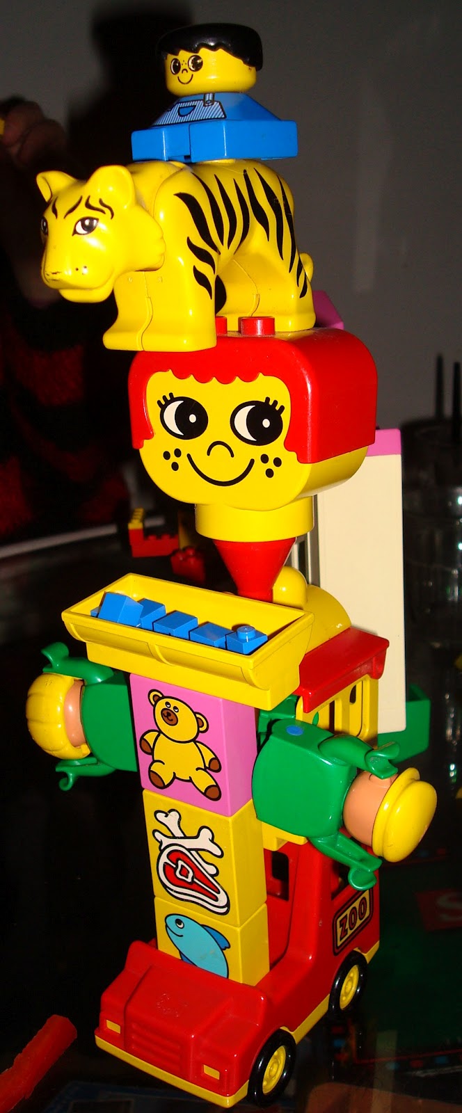 The String Empire: Lego robots at Drink, Shop & Do