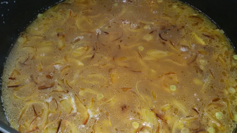 عندها نخفف النار لتصبح كالشمعة و نغطي القدر و ن تركه بين 15 و 20 دقيقة ...