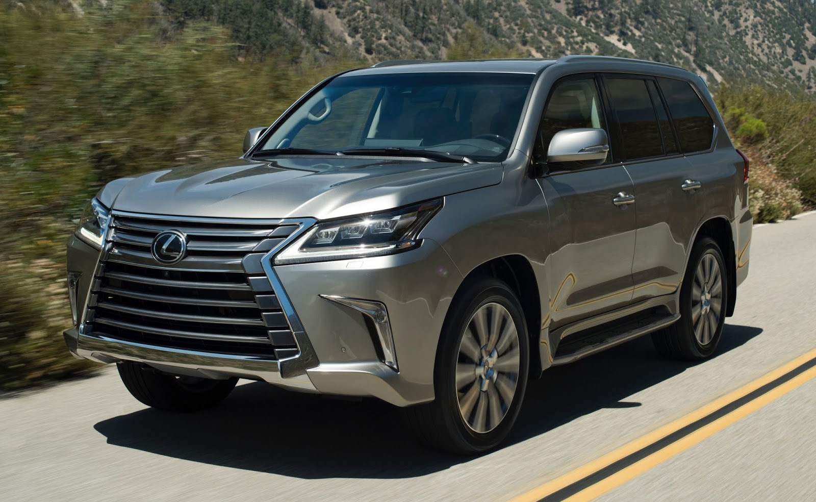 Lexus apresenta LX reestilizado e GS 200t