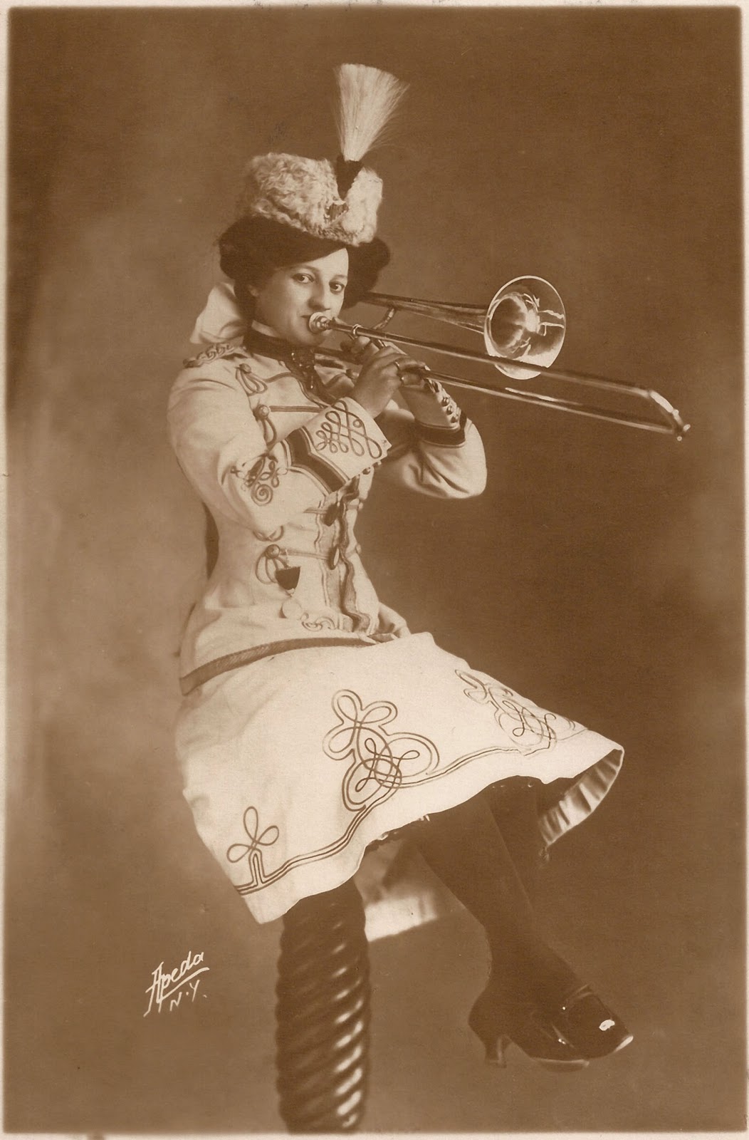 TempoSenzaTempo: A Vaudeville Girl