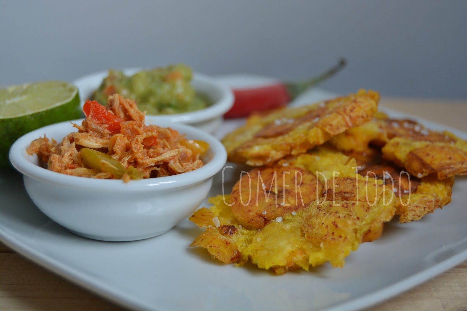 Patacón con pollo desmechado y guacamole