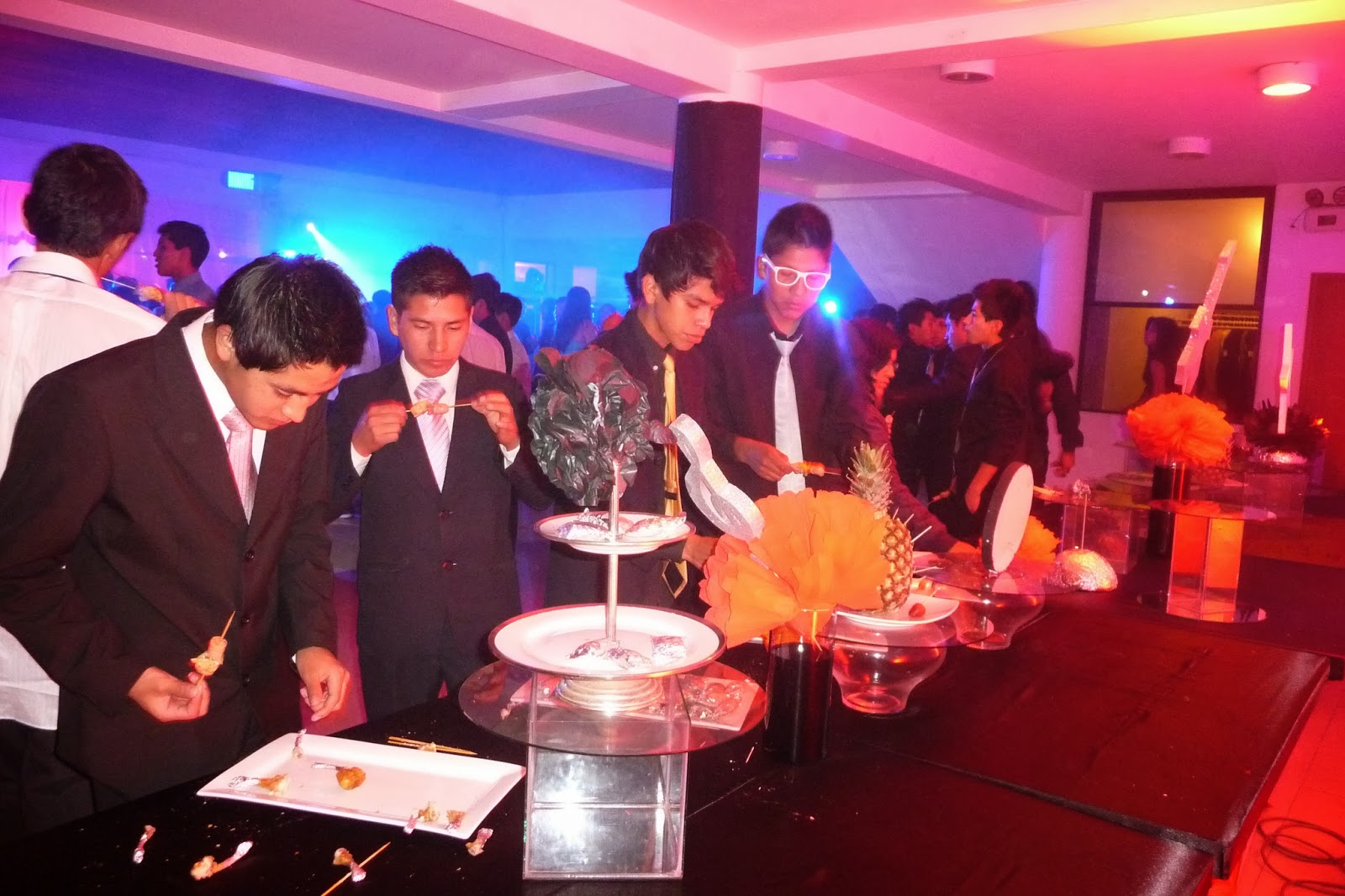 Dacerl Catering-Buffets : TEMÁTICOS 15 AÑOS ROCK