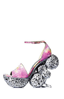 6 Sepatu Unik Koleksi Terbaru Desainer Dunia