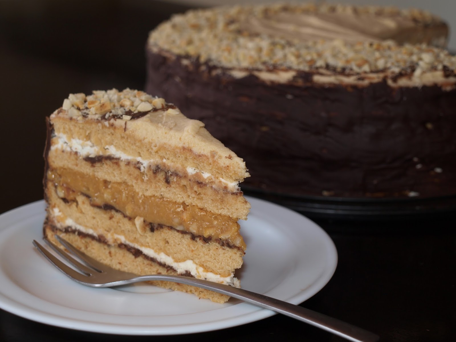 baltoje lėkštėje: Tortas „Snickers“