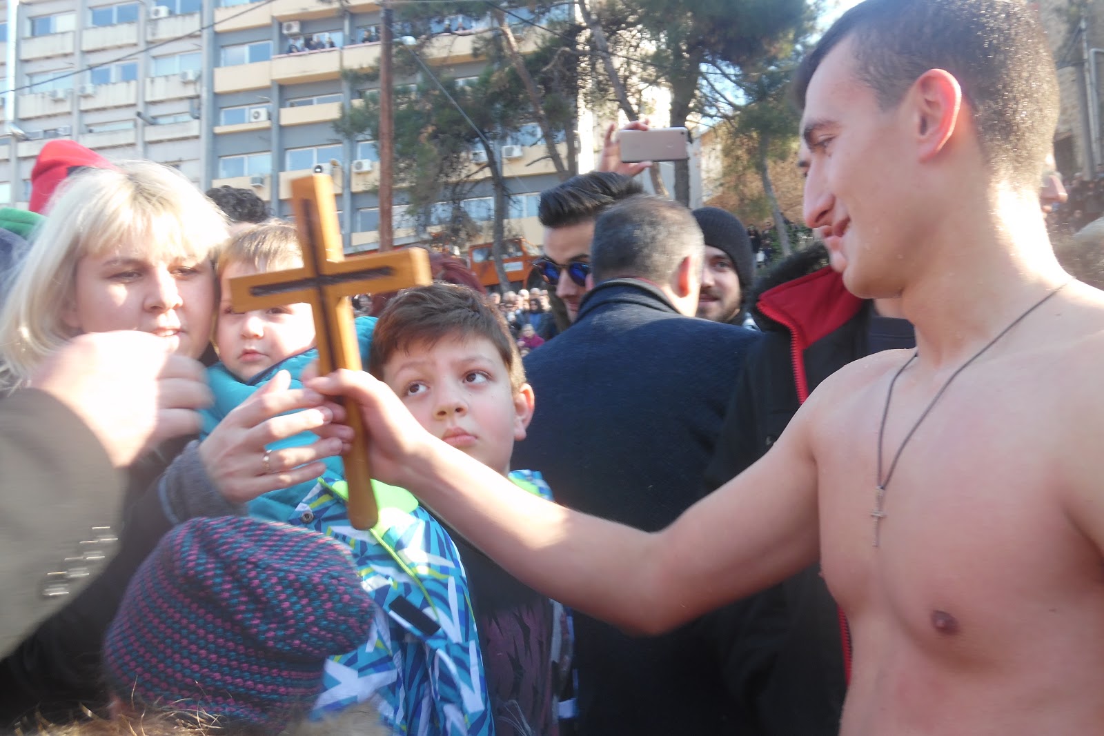 AMMOSIMATHIA BLOG: ΠΛΗΘΟΣ ΚΟΣΜΟΥ ΣΗΜΕΡΑ ΣΤΗΝ ΒΕΡΟΙΑ ΓΙΑ ΤΟΝ ΑΓΙΑΣΜΟ ΤΩΝ ...