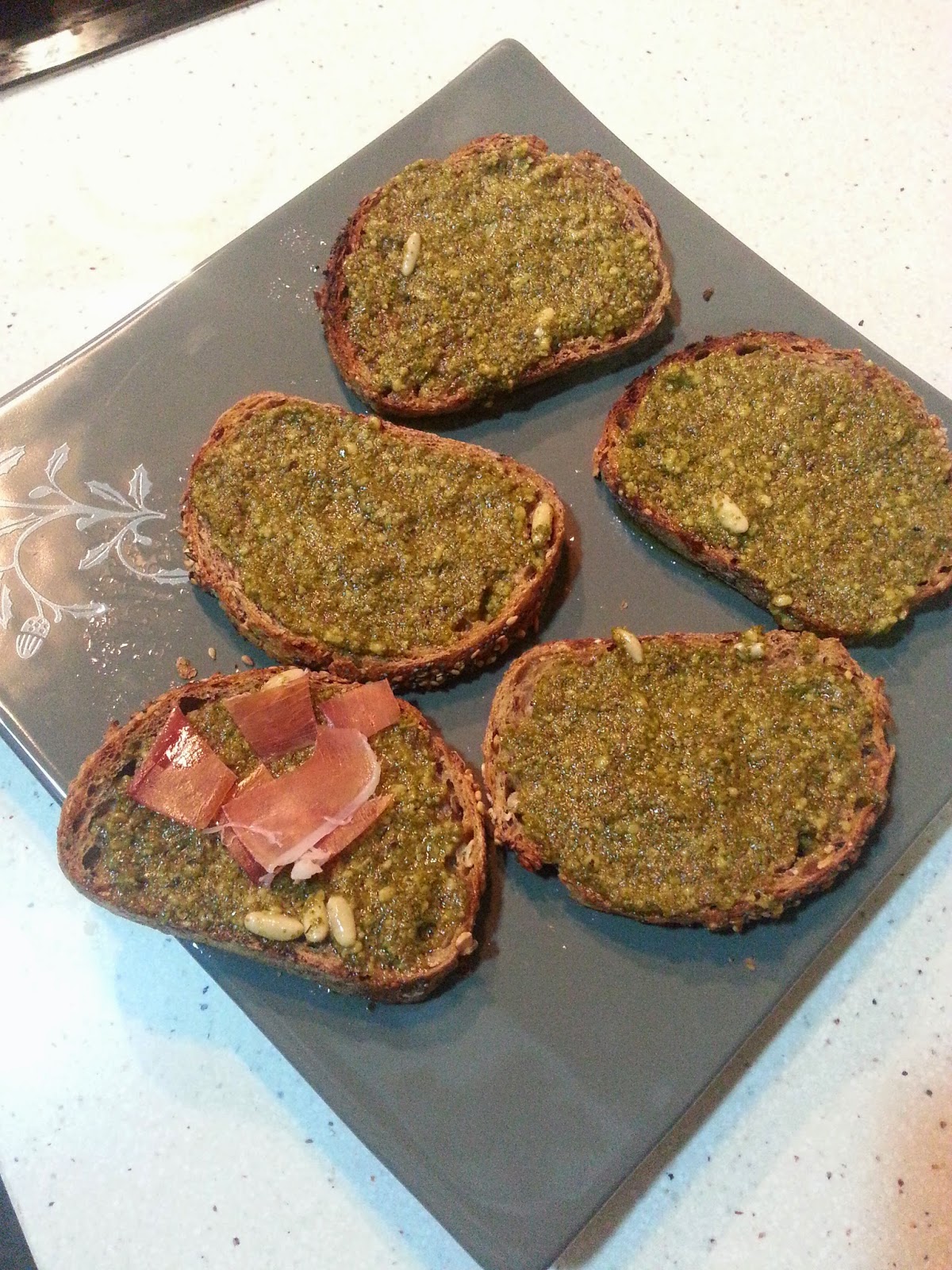 Cocinando con Isa: Tostadas de pan de cereales con pesto y jamón