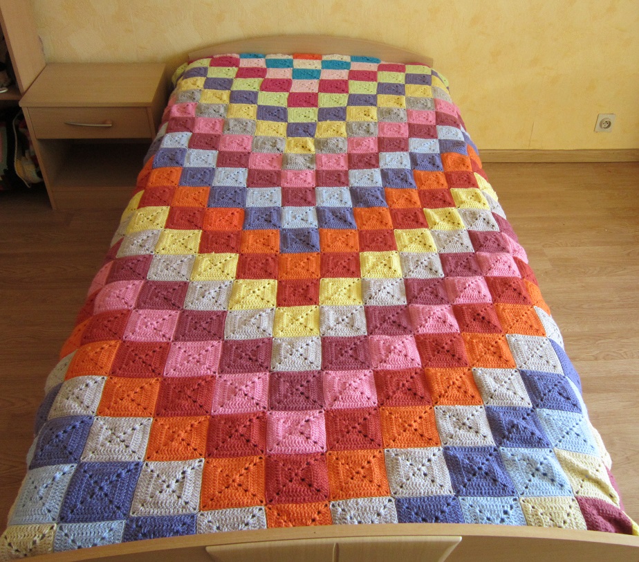 13 Active: Couvre-lit au crochet avec des restants de laine