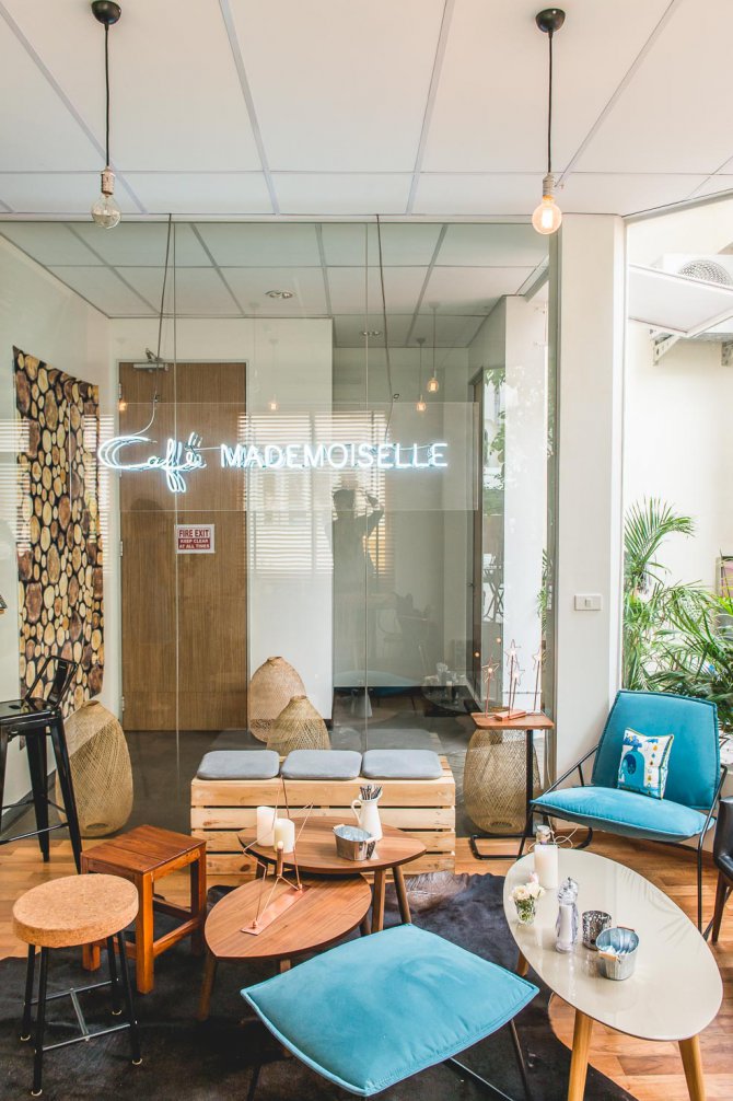 "Cafe Mademoiselle" ในตรอกเล็ก ๆ ด้านหลังโรงพยาบาล BNH ย่านสีลม