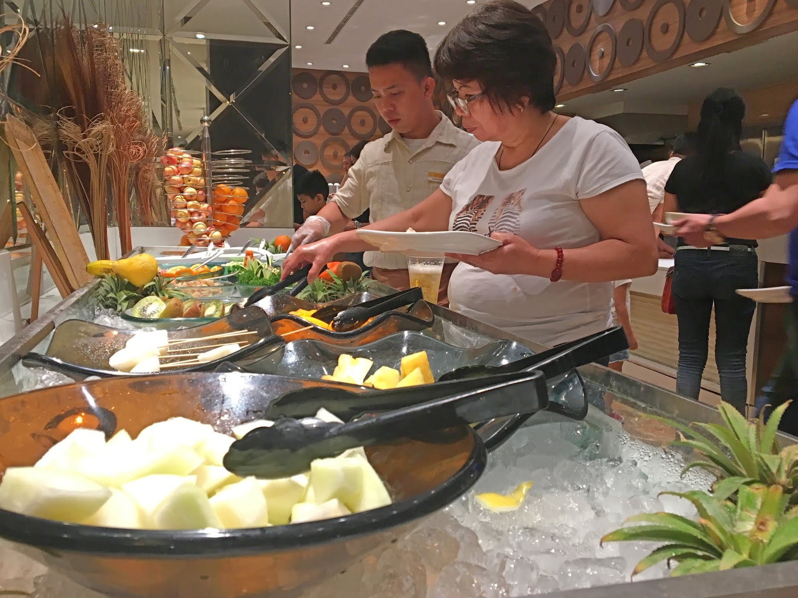 The Bandwagon Chic: The Largest Filipino Buffet Restaurant
