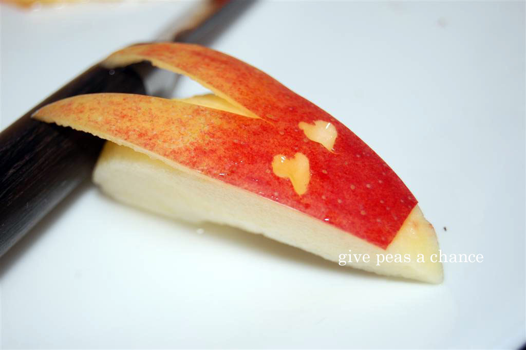 Give Peas a Chance: Easy ways to cut apples for Bento lunches.