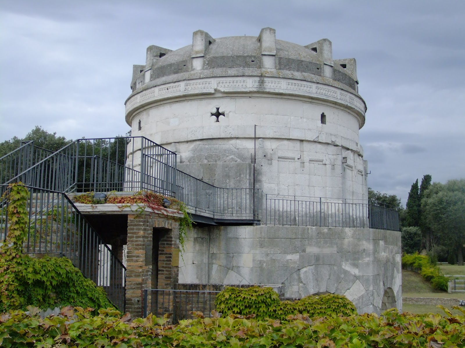 Ne mutlu Türküm diyene!: MAUSELEO Dİ TEODORİCO, RAVENNA