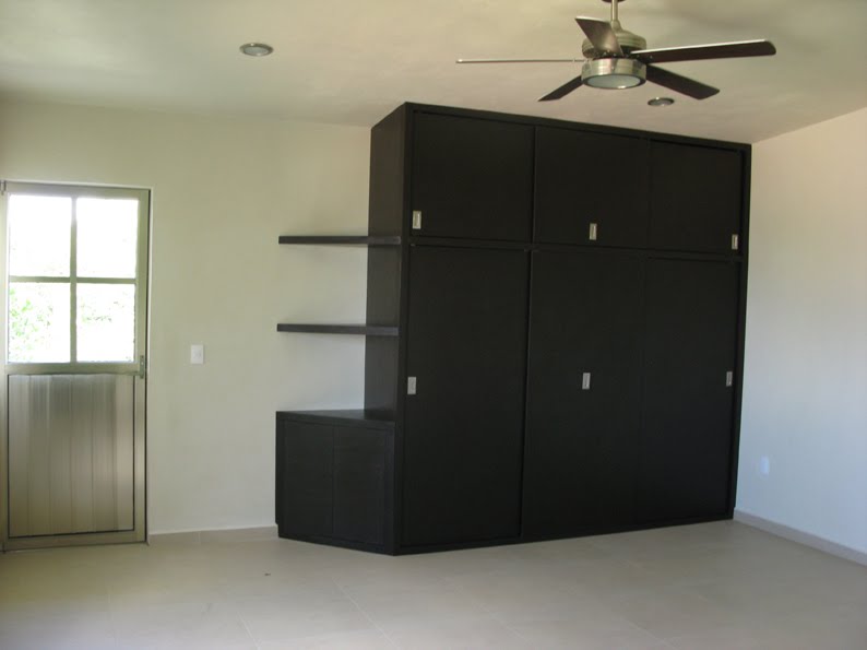 Carpinteros Deck: CLOSET EN LISTONADO DE CEDRO COLOR CHOCOLATE.