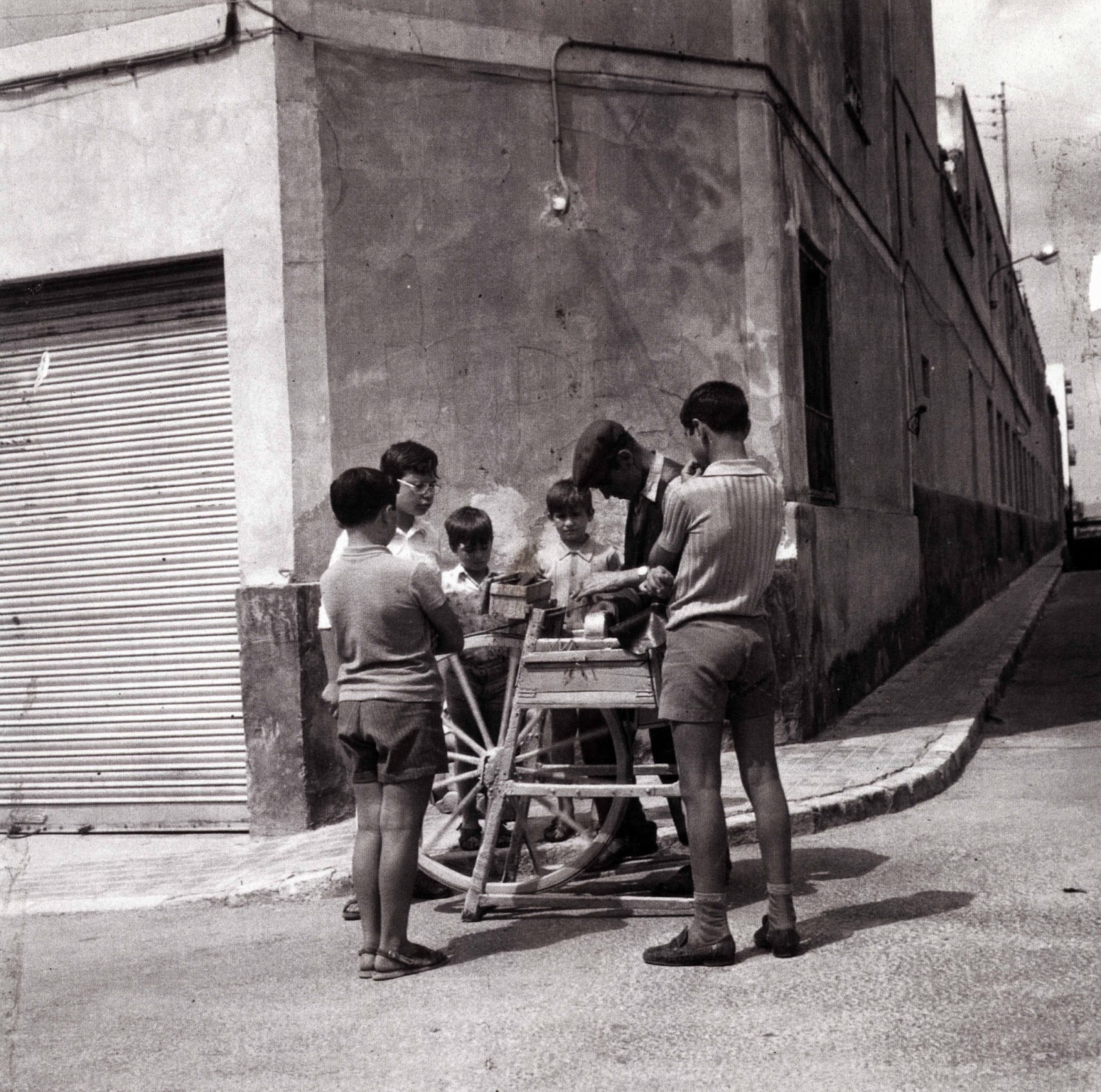 VILLENA CUÉNTAME: 1967 EL AFILAOR... Y LA "SIRINGA" (FLAUTA)