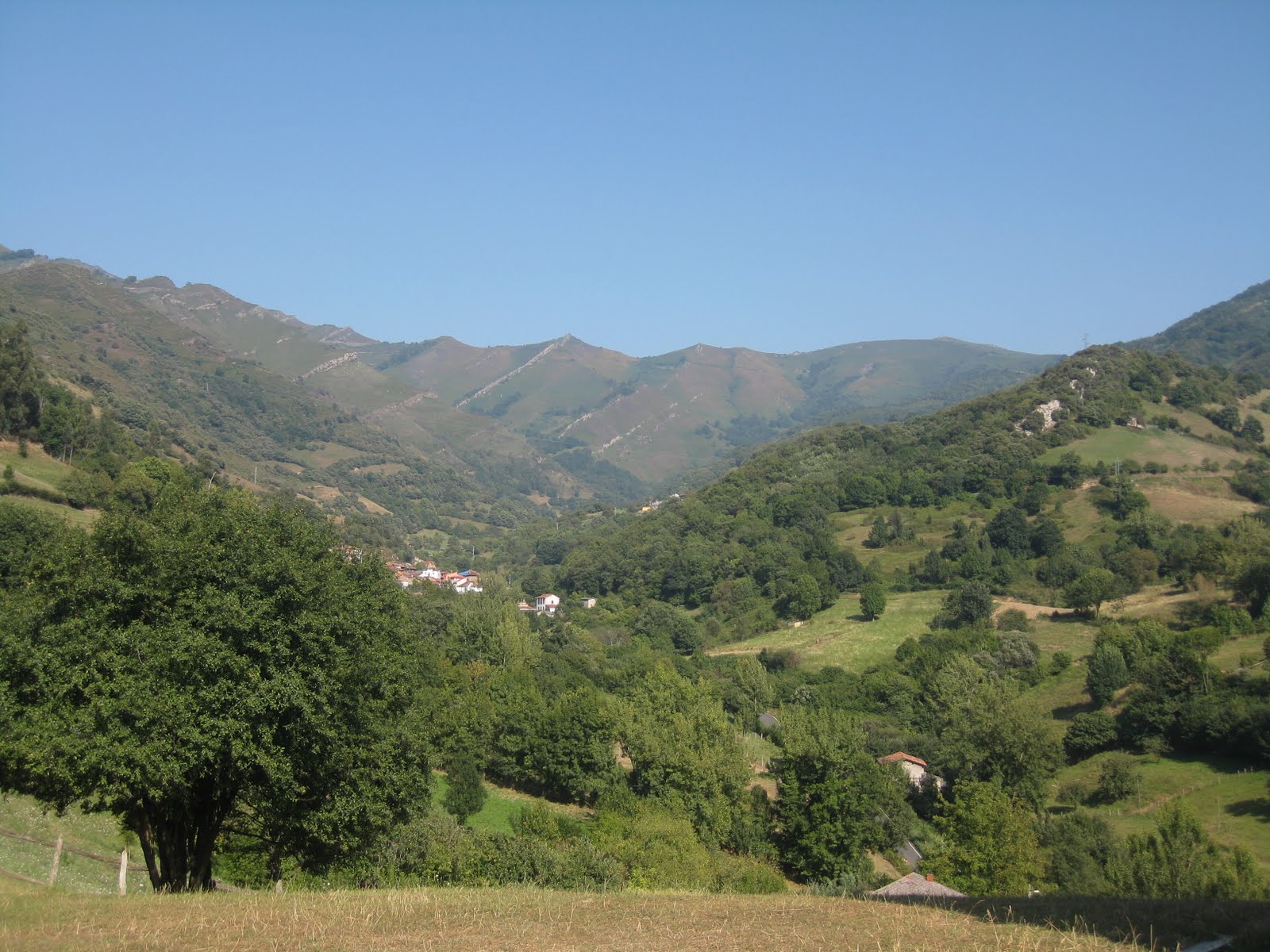 A SOLAS CON CLIO: Por el Concejo de Lena (Asturias)