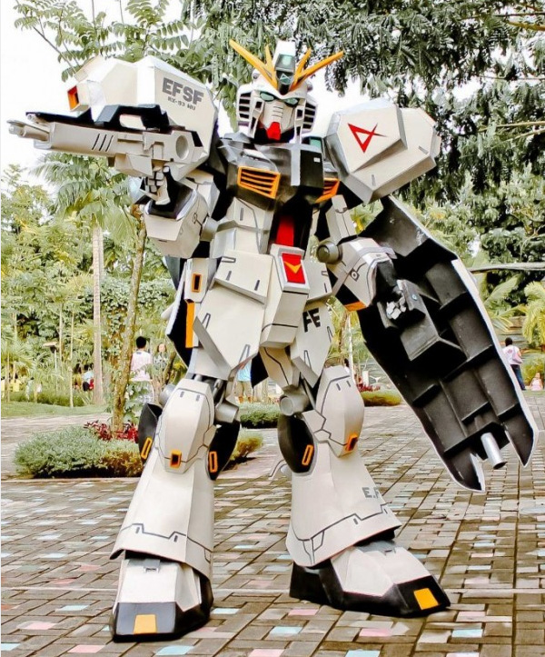 GUNDAM GUY: Gundam Cosplay: RX-93 Nu Gundam