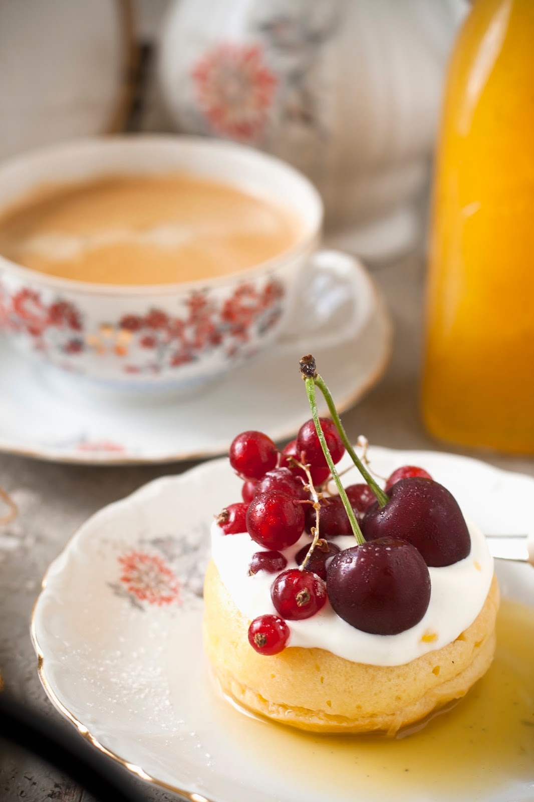Mini baba au rhum met lemon curd room en rood fruit - Hap en Tap