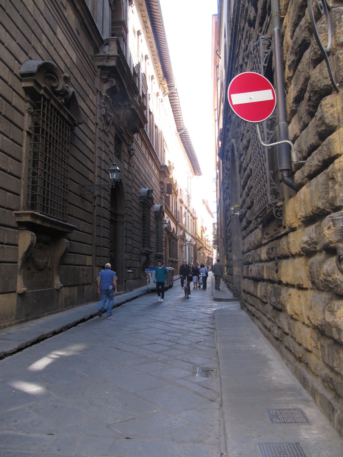 Viagem Comida e Arte: Firenze: Uma rua com lojinhas que resistem ao tempo.