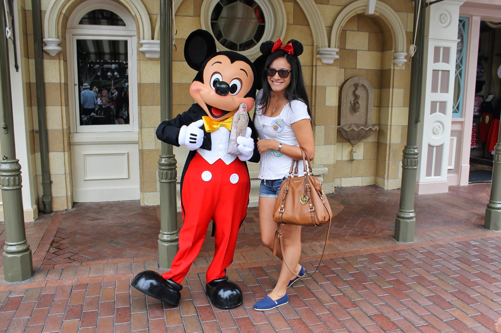 Living in the Moment: Getting your Photo with Characters - Disneyland ...
