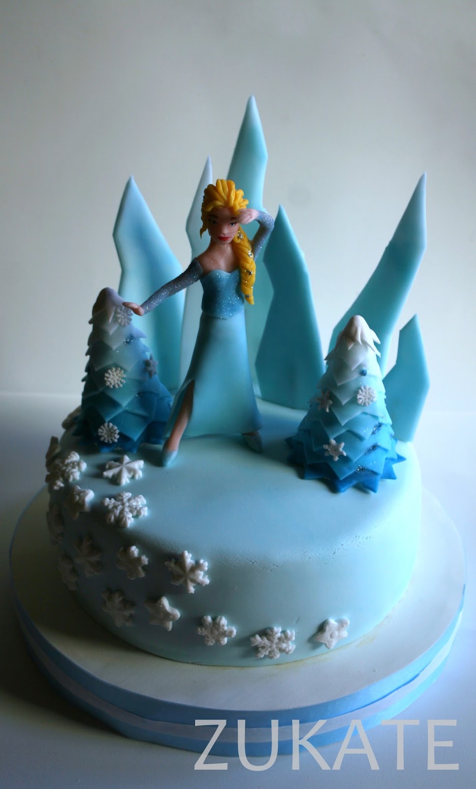TORTA DE LA PRINCESA ELSA PARA EMMA | ZUKATE