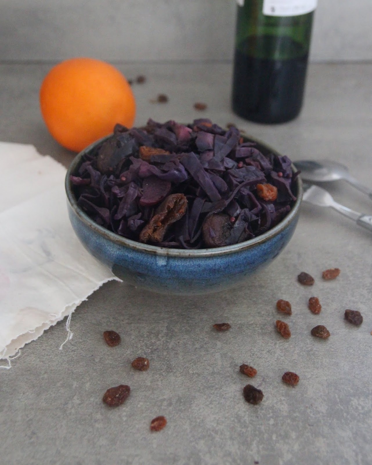 Cuillère et saladier: Chou rouge braisé aux fruits secs et aux épices