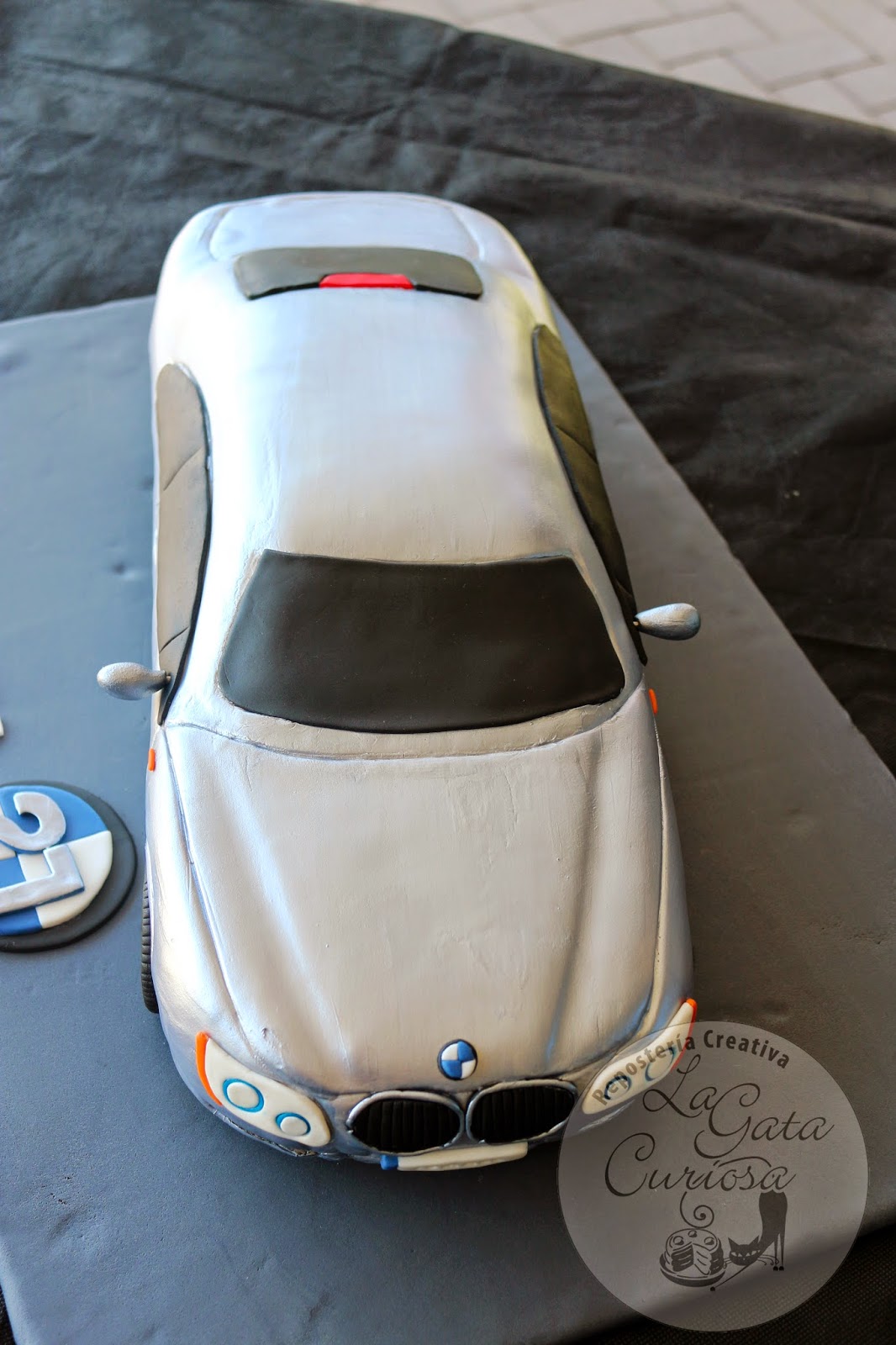 La Gata Curiosa: TARTA FONDANT BMW PARA ISMAIEL