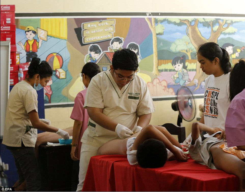 Welcome to Olamama's blog!!!: Pics: Over 300 boys undergo mass ...