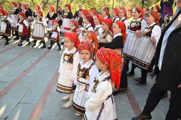 Ιστογραφία: ΟΙ ΛΑΖΑΡΙΝΕΣ ΤΟΥ ΚΡΟΚΟΥ ΤΡΑΓΟΥΔΟΥΝ ΤΟΝ ΕΡΧΟΜΟ ΤΗΣ ΑΝΑΣΤΑΣΗΣ