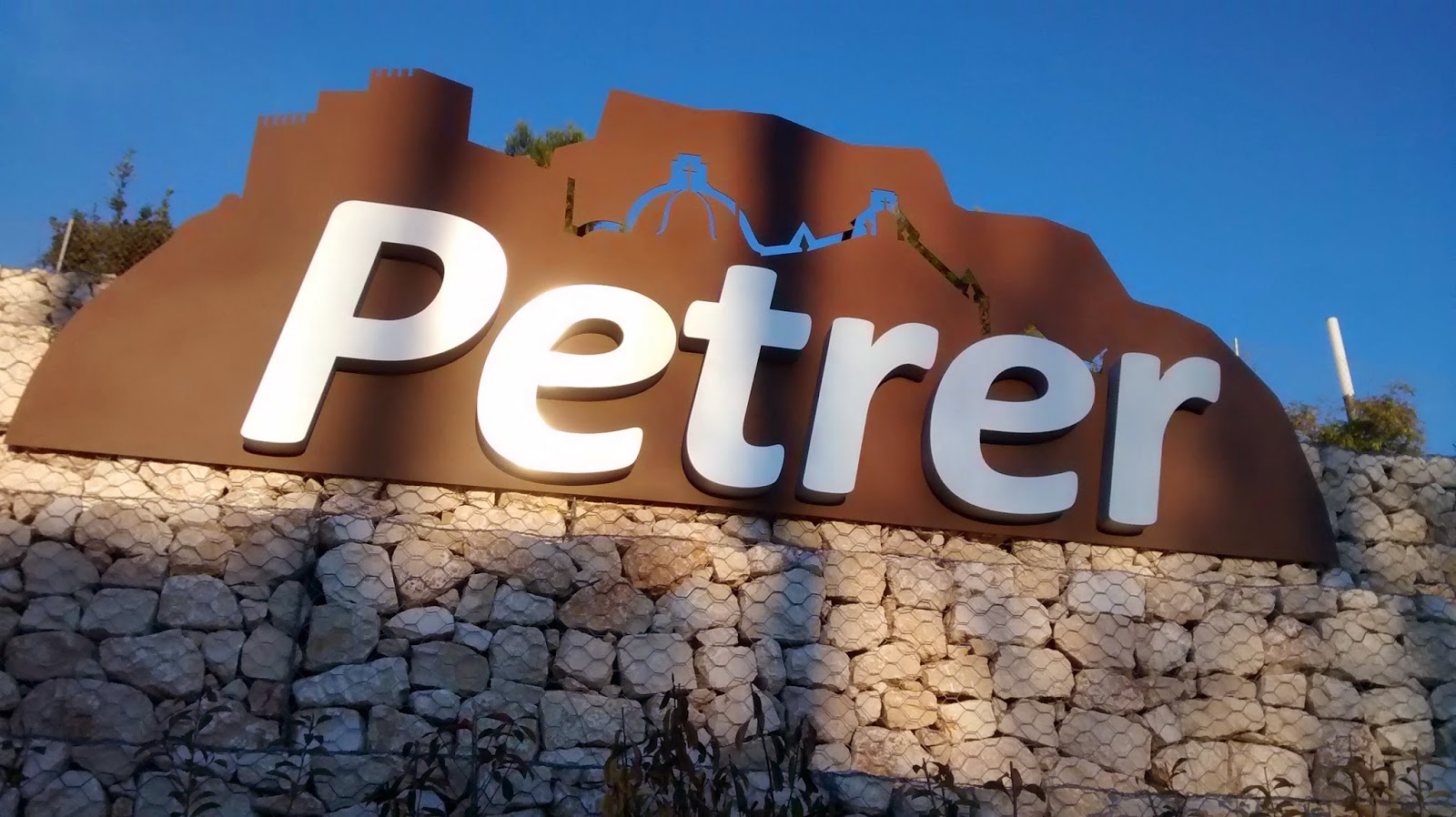 Petrer bien señalizado a la entrada de la autovia por Salinetas ~ La ...