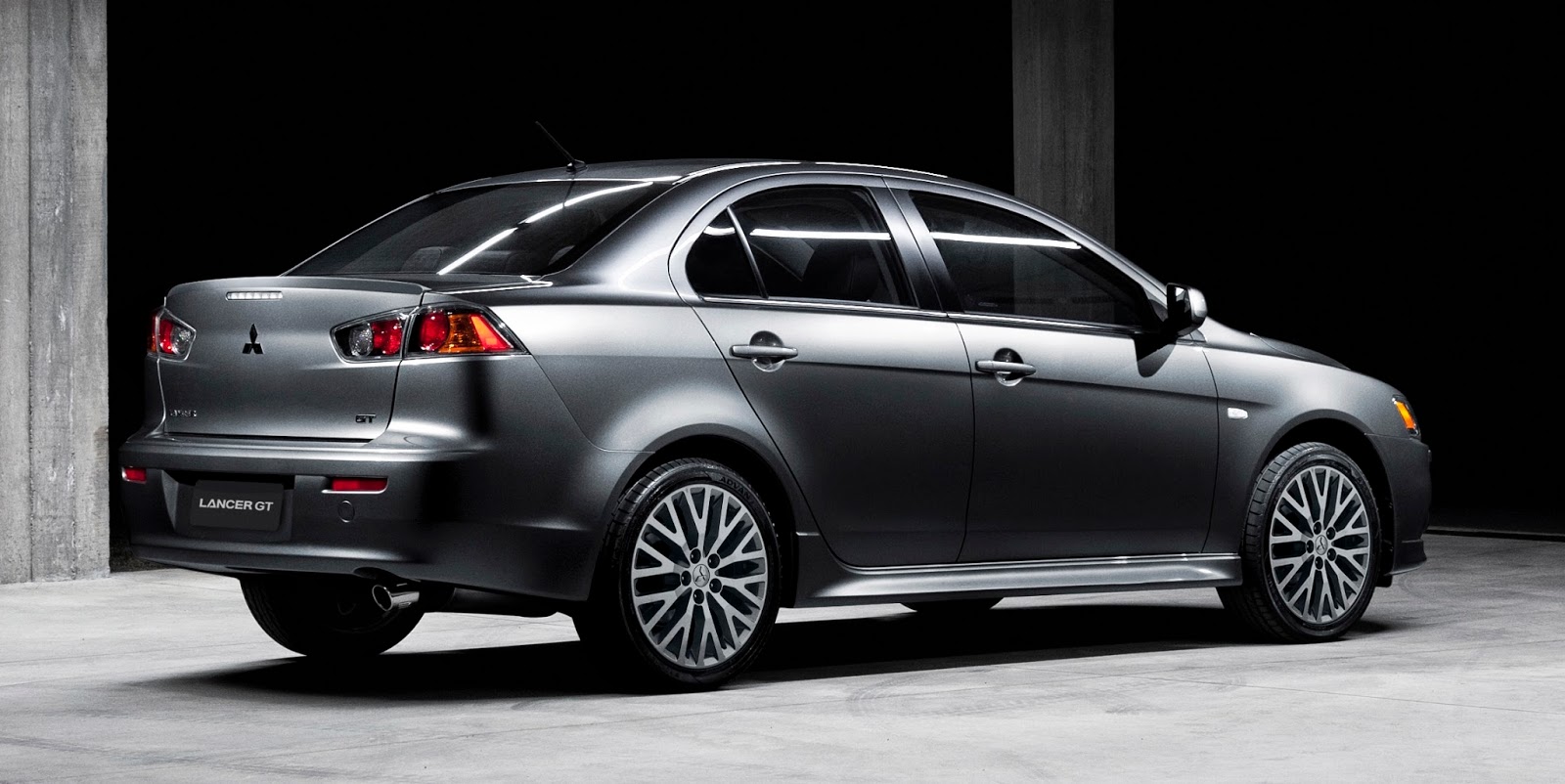 Mitsubishi apresenta Lancer 2016, com nova versão HLE