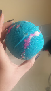 CharJansen :): Buy + Try... Intergalactic Lush bath bomb!