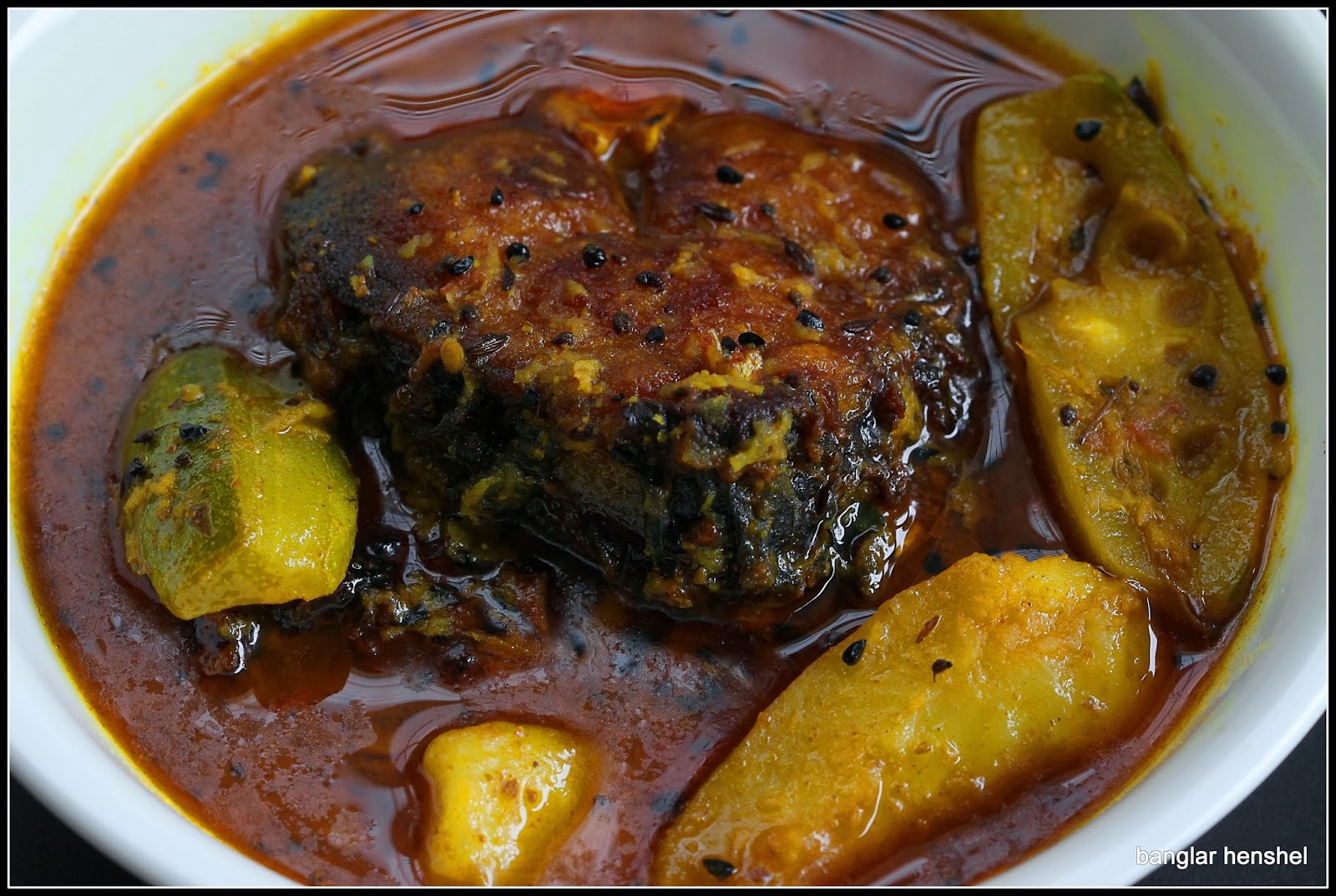 Banglar Henshel: Alu Potol die Machher Jhol/Carp Cooked in a Potato ...