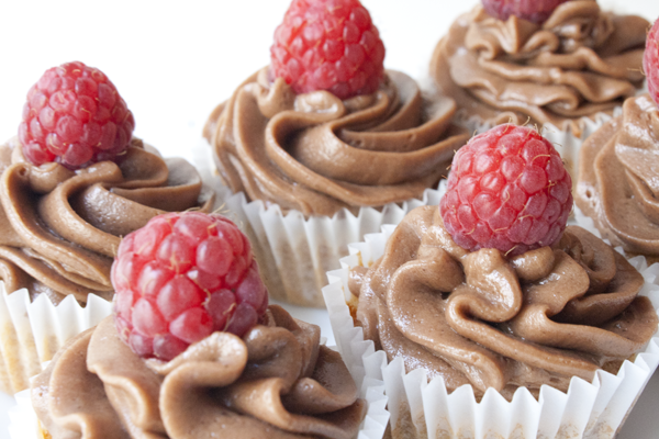 Cupcakes de Frambuesa con Buttercream de Philadelphia con Milka | My ...