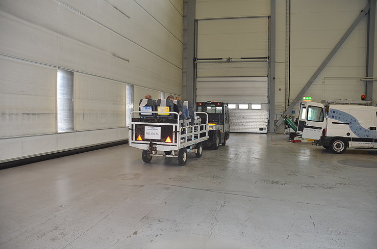 Tindras Blogg: Lära gå skor och besök på mammas jobb