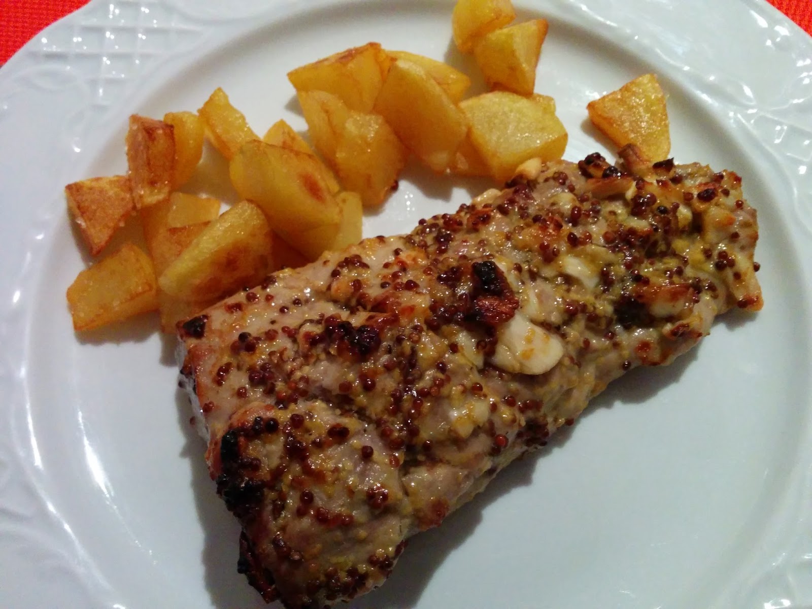 Solomillo de cerdo asado a la mostaza con patatas fritas