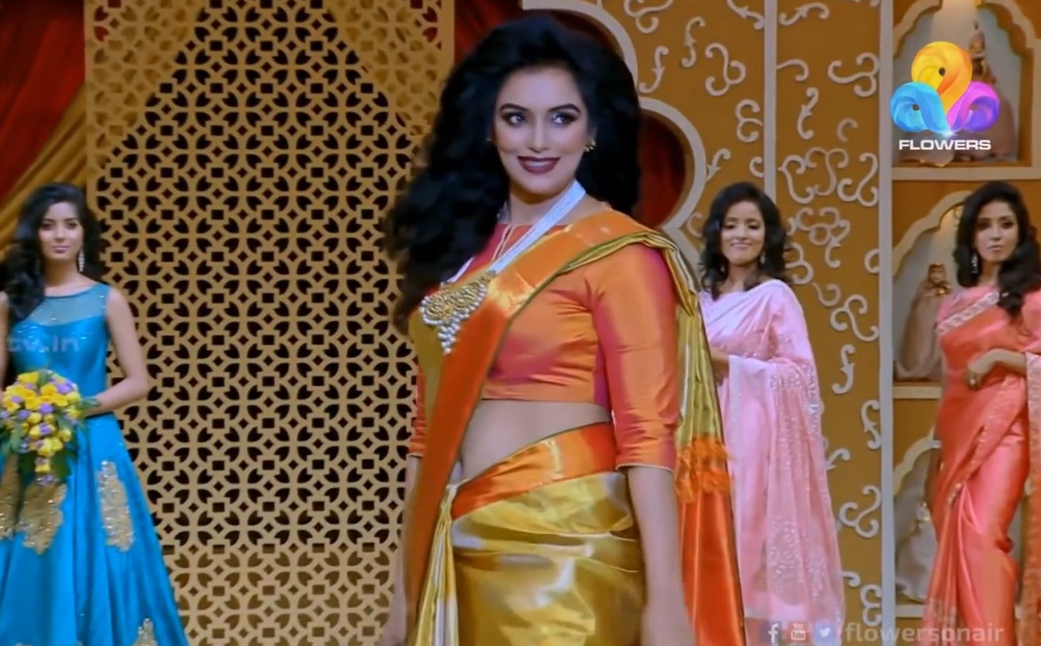 actress rare collections: Swetha Menon latest Navel Show in Saree