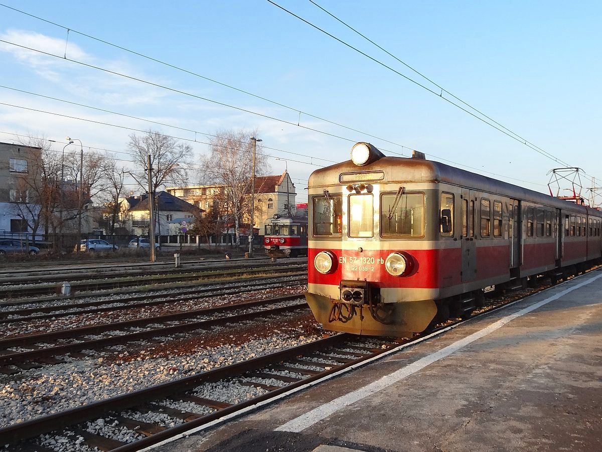 EN57 na stacji na której zatrzymał się czas | Kolejowe Kielce