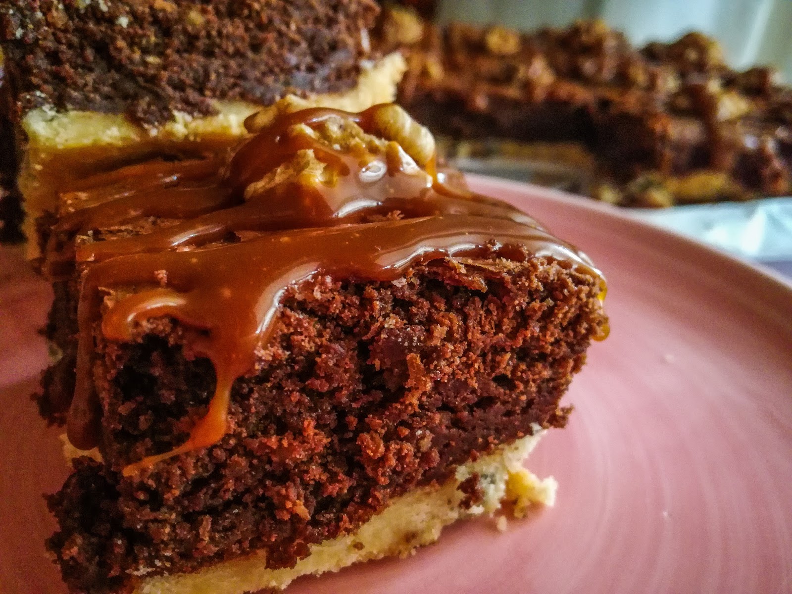 ΜΑΛΑΚΟ BROWNIES ΜΕ ΜΠΙΣΚΟΤΕΝΙΑ ΒΑΣΗ, ΚΑΡΥΔΙΑ ΚΑΙ ΚΑΡΑΜΕΛΑ ΓΑΛΑΚΤΟΣ ...