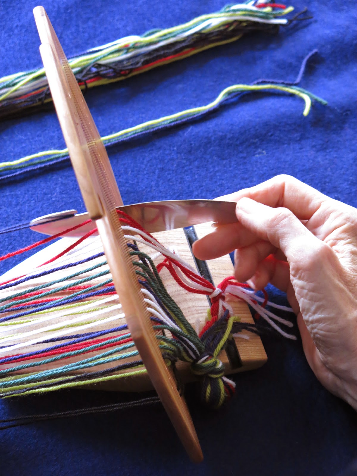 Durham Weaver: Threading a rigid heddle.