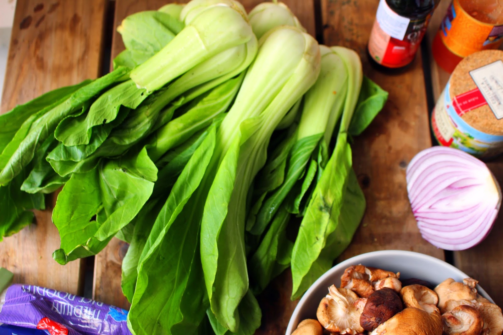 Sopa oriental de pak choi y setas shiitake (receta casi vegana)