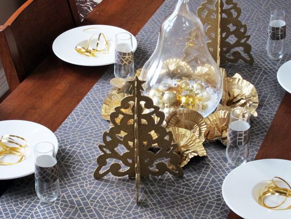 Hardly Housewives: Wrapping Paper Table Runners