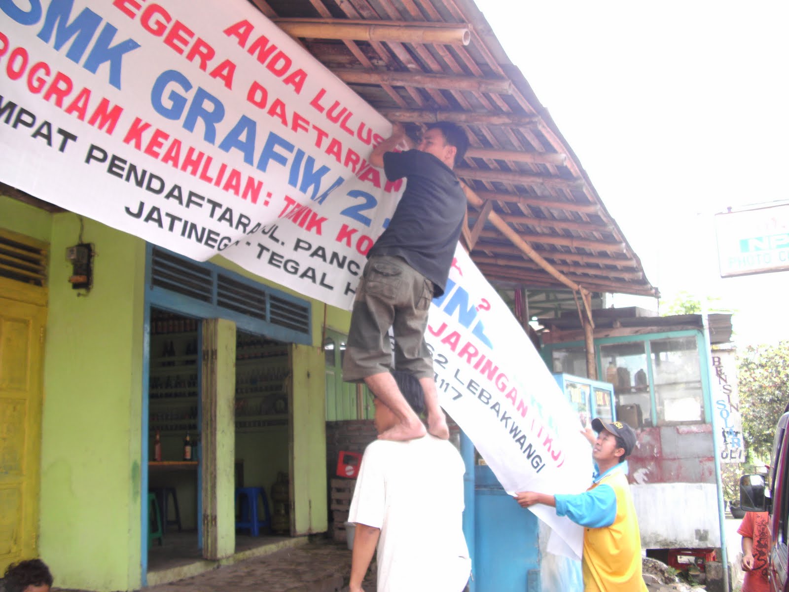 PEMASANGAN BANNER & SPANDUK SMK GRAFIKA JATINEGARA - SMK GRAFIKA JATINEGARA