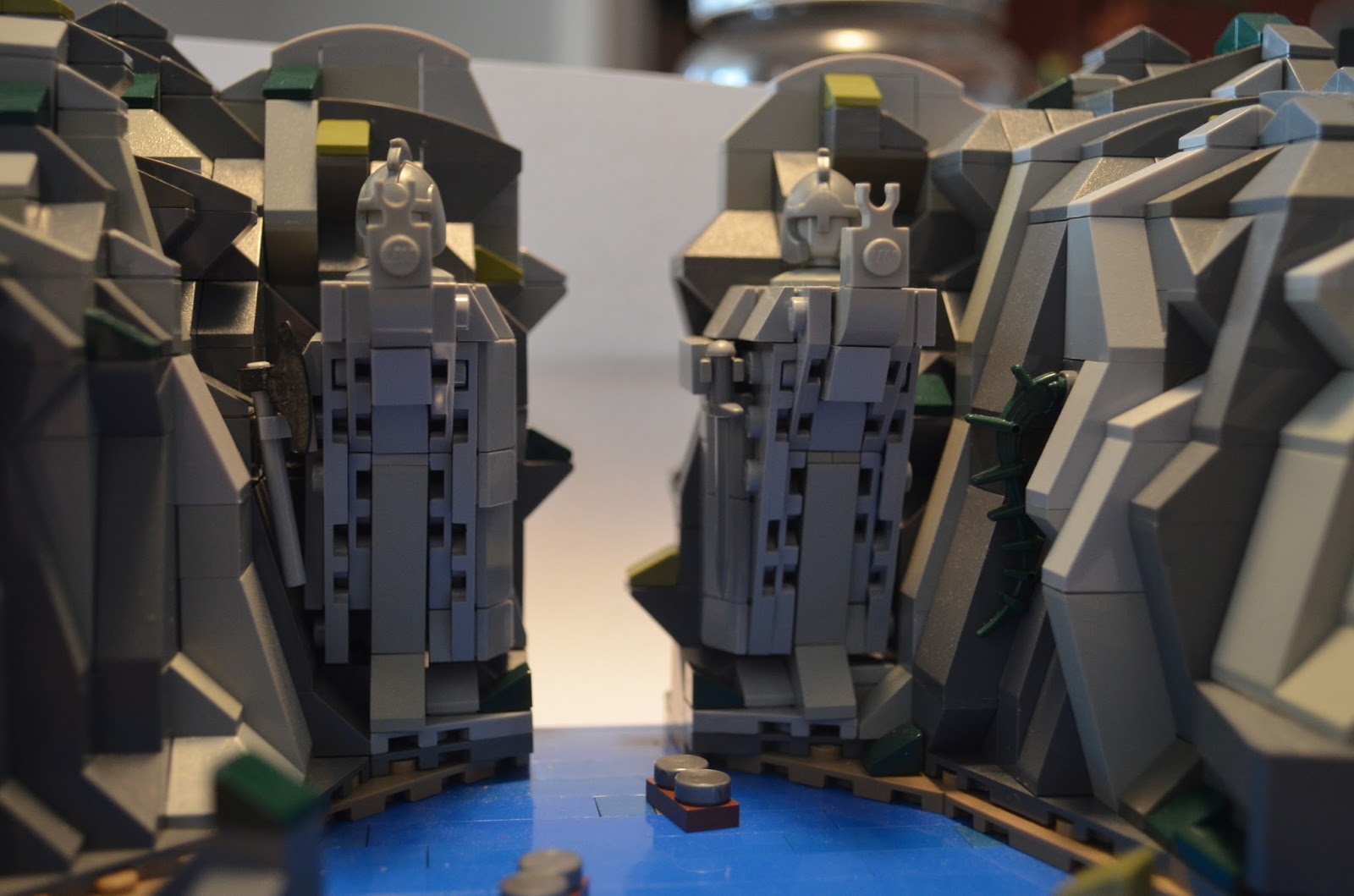 E-nklings: Lego Micro Scale Argonath
