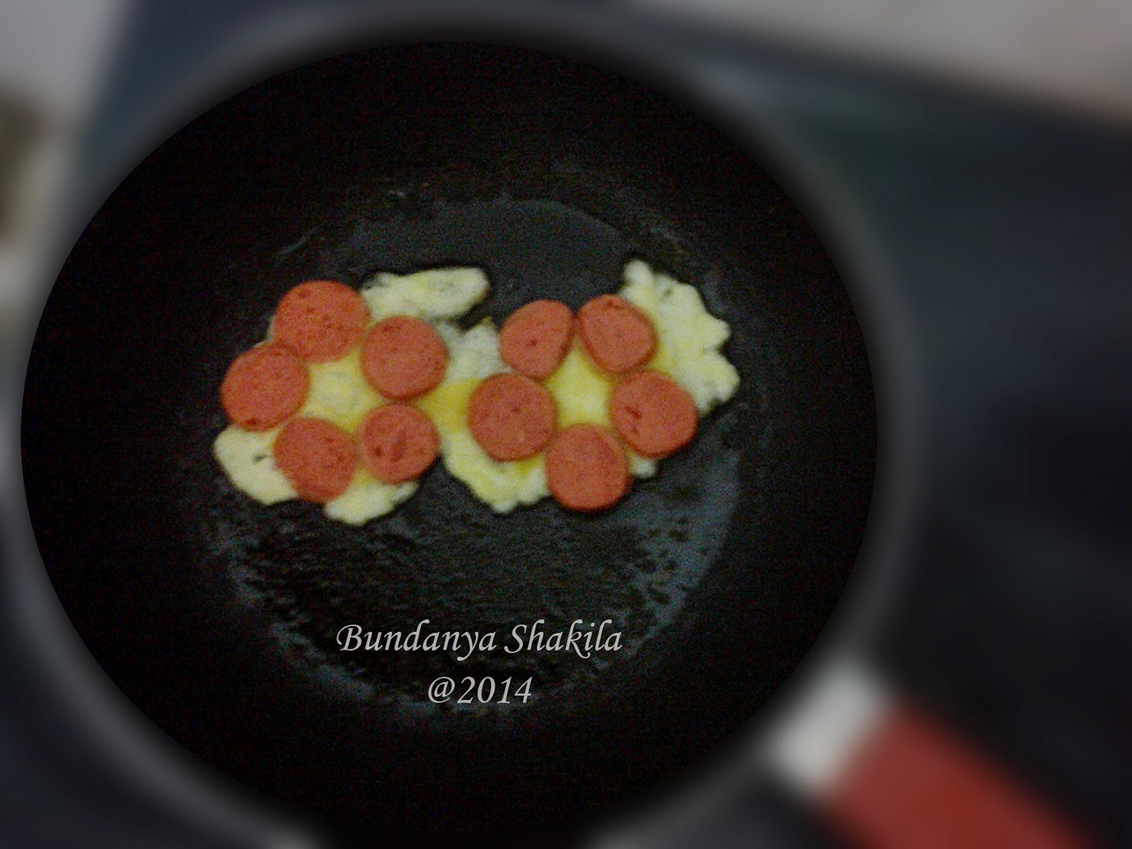 Alzena Shakila Riandra: membuat bunga dari sosis