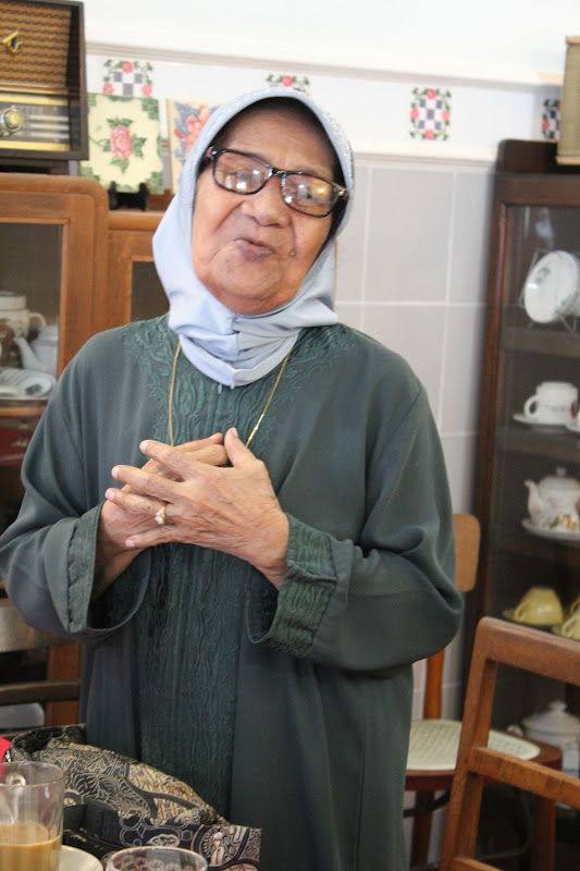 IPOH STATION ANTIQUE CAFE: NENG YATIMAH & HASHIMAH YON