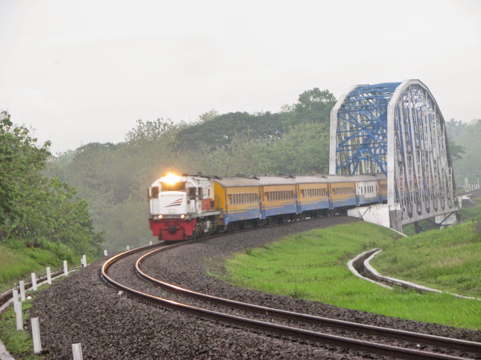 Kereta Api Indonesia: Rangkaian KA Gaya Baru Malam Selatan Melintas di ...